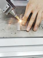 China SGS Approval 2000W Handheld Fiber Laser Welding Machine Time Saving for sale