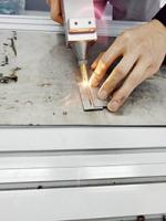 China SGS Approval 2000W Handheld Fiber Laser Welding Machine Time Saving for sale