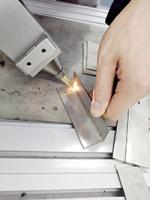 China SGS Approval 2000W Handheld Fiber Laser Welding Machine Time Saving for sale