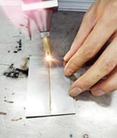 China SGS Approval 2000W Handheld Fiber Laser Welding Machine Time Saving for sale
