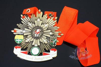 China Custom Antique Gold Plating Sports Medallion 80.5mm Zinc Alloy Die Cast with Ribbon for sale