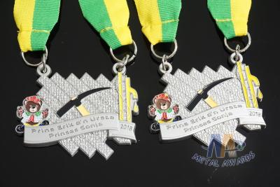 China Custom Sports Medals Zinc Alloy 40mm Die Casting Racking Enamel Medals with Yellow Green Ribbon for sale