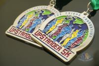 China Custom Sports Medals Matt Silver Plating 63.5mm Die Cast Zinc Alloy with Ribbon for sale