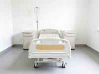 China Single Crank Manual Nursing Bed with 75° Backrest and 250kg Capacity for Basic Patient Care for sale