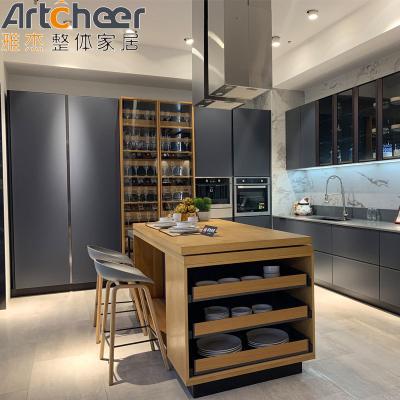 China Italian Design Kitchen Cabinet with Quartz Stone Top and Tall Cabinet Ready to Ship for sale