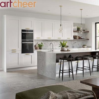 China Solid Wood Shaker Style Kitchen Cabinets with Customized Color and 3 Years Warranty for sale
