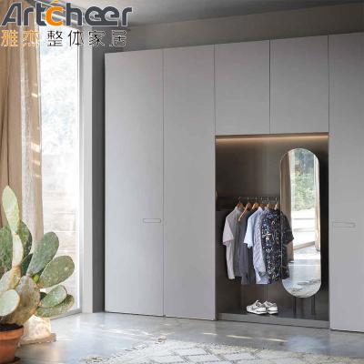 China Customizable Size Wardrobe with Melamine Finish and Hinged Door for Modern Bedroom Furniture for sale