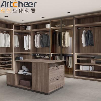 China Luxury Walk In Wardrobe with Laminated Finish Customized Size and Modern Stylish Design for sale