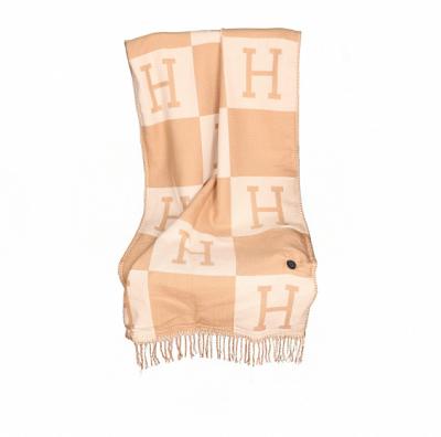 China DC 12V 20W Type C Fast warming shawl (scarf) beautiful design and comfortable touch for sale
