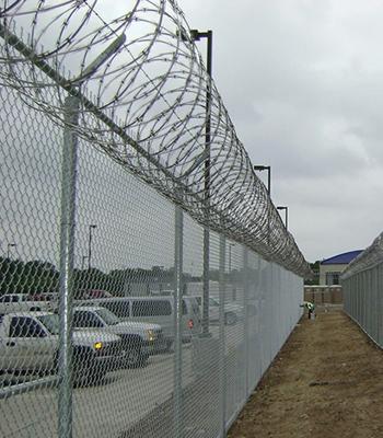 China 2-4mm Hot DIP Galvanzied Diamond Chain Link Fencing Aging Resistance for sale