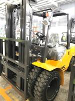 China FD40 4.0 Ton Diesel Forklift Truck with 4000kg Capacity and 60kW Engine Power for sale