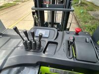 China 1.5T 2T 2.5T Electric Reach Truck Forklift with 500mm Load Center and Lithium Battery for sale