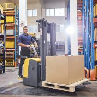 China Apaidor Rider Counterbalance Pallet Stacker 2000kg 5000mm Lift Electric Stacker Truck for sale