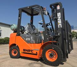 China 2.5 Ton LPG Gasoline Forklift 2500kg Capacity with Nissan K25 Engine 4.5m Triplex Mast for sale