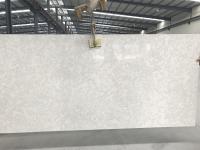 China Smoke Ring White Quartz Stone Slab 7 Mohs' Hardness 2.45g / Cm3 Bulk Density for sale