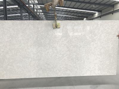China Smoke Ring White Quartz Stone Slab 7 Mohs' Hardness 2.45g / Cm3 Bulk Density for sale