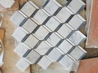 China Carrara White Bathroom Marble Mosaic Tile Chevron Pattern SGS Standard for sale