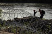 China BTO-22 450mm Stainless Steel Concertina Razor Wire Coil Security Fence for Military Use for sale