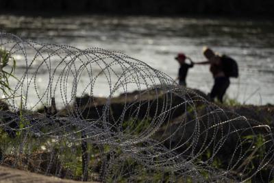 China BTO-22 450mm Stainless Steel Concertina Razor Wire Coil Security Fence for Military Use for sale