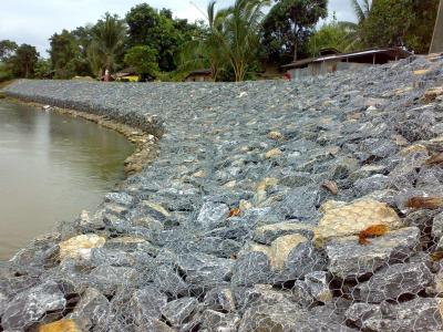 China Stainless Steel Gabion Box Double Twist Weaving 2.7mm Wire 380-400Mpa for sale