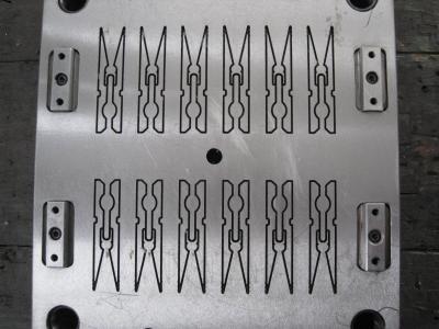 China Cold Runner Injection Plastic Molding Machine 16 Cavities For Plastic Clip for sale