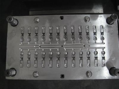 China Cold / Hot Runner Auto Injection Molding Machine Multi Cavities H45 - 52 Hardness for sale