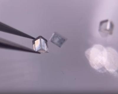 China Colorless mono CVD Lab Grown Diamonds Single Crystal Optical Prism 2x2x1mm for sale