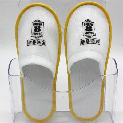 China Unisex Disposable Spa Slippers Bulk Hotel Guest Slippers With Embroidered Design for sale
