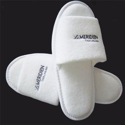 China Luxury 4 Star White Spa Slippers Hotel Style Slippers For All Seasons for sale