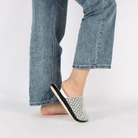 China Accept LOGO custom factory direct sales ladies winter fashion home warm non slip indoor and outdoor Coral fleece slippers for sale