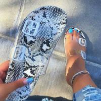 China 2022 new transparent women slides slippers wholesale fashion beach casual shoes for ladies soft sole flat sandals for sale
