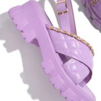 China Factory supply outdoor Flat sandals Women 2022 fashion trend chain decoration thick sole non-slip slippers for sale