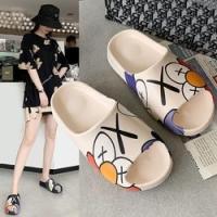 China Factory price fashion trend Summer Graffiti Ladies soft sole Sandals Slides Beach Platform Slippers For Women for sale
