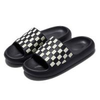 China Female cheap bedroom Black White Grid Flat Sandals Adult indoor non-slip Women Slippers for Men home shoes light for sale