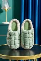 China Winter Slippers Home Women Indoor Couple Style Thick Bottom Warm Anti-Slip Plush Closed Toe House Men TOTOSN for sale