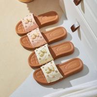 China Fashionable non-slip women slippers 2022 summer new soft Breathable cute bear vamp out wear comfortable flat sandals for sale