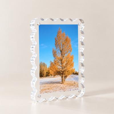 China 4x6 Inch Vertical Scalloped Edges Acrylic Frameless Frames Perspex Clip Frames for sale