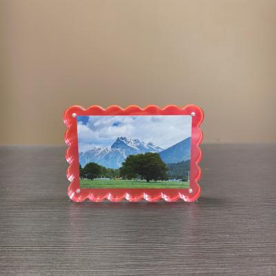 China 4x6 Inch Horizontal Colorful Fluorescent Acrylic Magnetic Photo Frame with Scalloped Edges for sale
