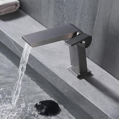 China Wall Mounted Cuprum Kitchen Faucet Tap Black Chrome Hot And Cold 1.1KG for sale