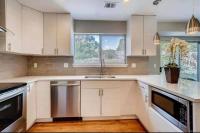 China Integral Modern Solid Wood Cabinet Hotel Kitchen Cabinet for sale