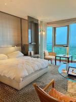 China Luxury Hotel Bedroom Furniture King Size Solid Ash Bed Customized for sale
