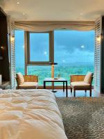China Luxury Hotel Bedroom Furniture King Size Solid Ash Bed Customized for sale