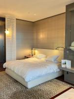 China Luxury Hotel Bedroom Furniture King Size Solid Ash Bed Customized for sale