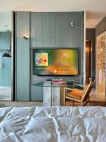 China Luxury Hotel Bedroom Furniture King Size Solid Ash Bed Customized for sale