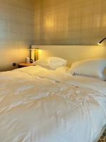 China Luxury Hotel Bedroom Furniture King Size Solid Ash Bed Customized for sale