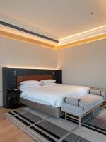 China Luxury Modern Hotel Bedroom Furniture Sets Walnut Veneer Bed E1 Plywood Customized for sale