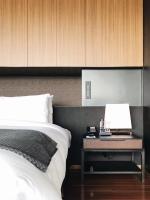 China Luxury Modern Hotel Bedroom Furniture Sets Walnut Veneer Bed E1 Plywood Customized for sale