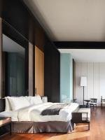 China Luxury Modern Hotel Bedroom Furniture Sets Walnut Veneer Bed E1 Plywood Customized for sale