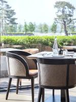 China Solid Wood Modern Restaurant Chair Backrest Fabric Upholstered Dining Chair for sale