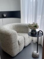 China 100*85*75 cm Hotel Lobby Furniture Fabric U Shaped Creative Single Leisure Chair for sale